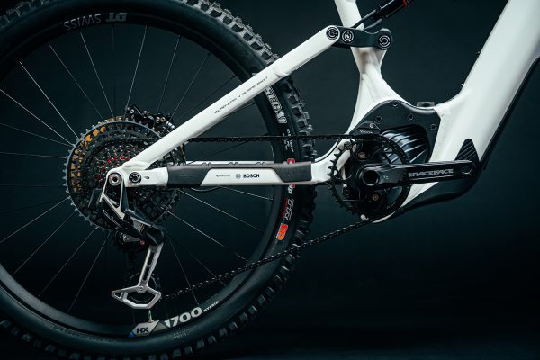 WHYTE E-180 WORKS MX - PRODUCT FEATURE - Wheelbase